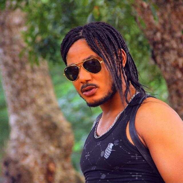 Hairstyles : Frank Artus wears different Hair Styles, low cut, Afro ...