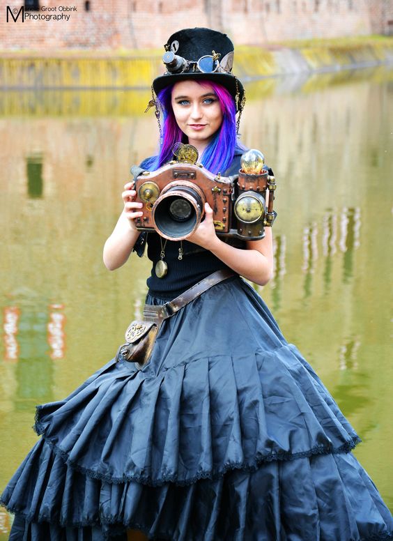 Steampunk Fashion Guide: Neon Haired Steampunk Photographer