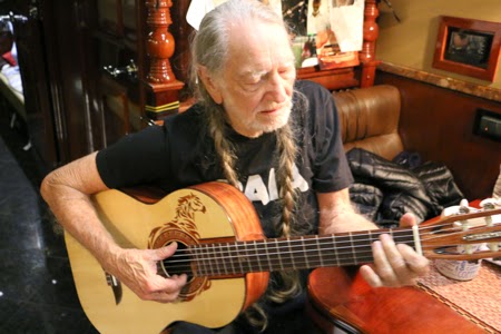 Willie Nelson's gets Guitar made by Death Row Inmates... | Creative ...