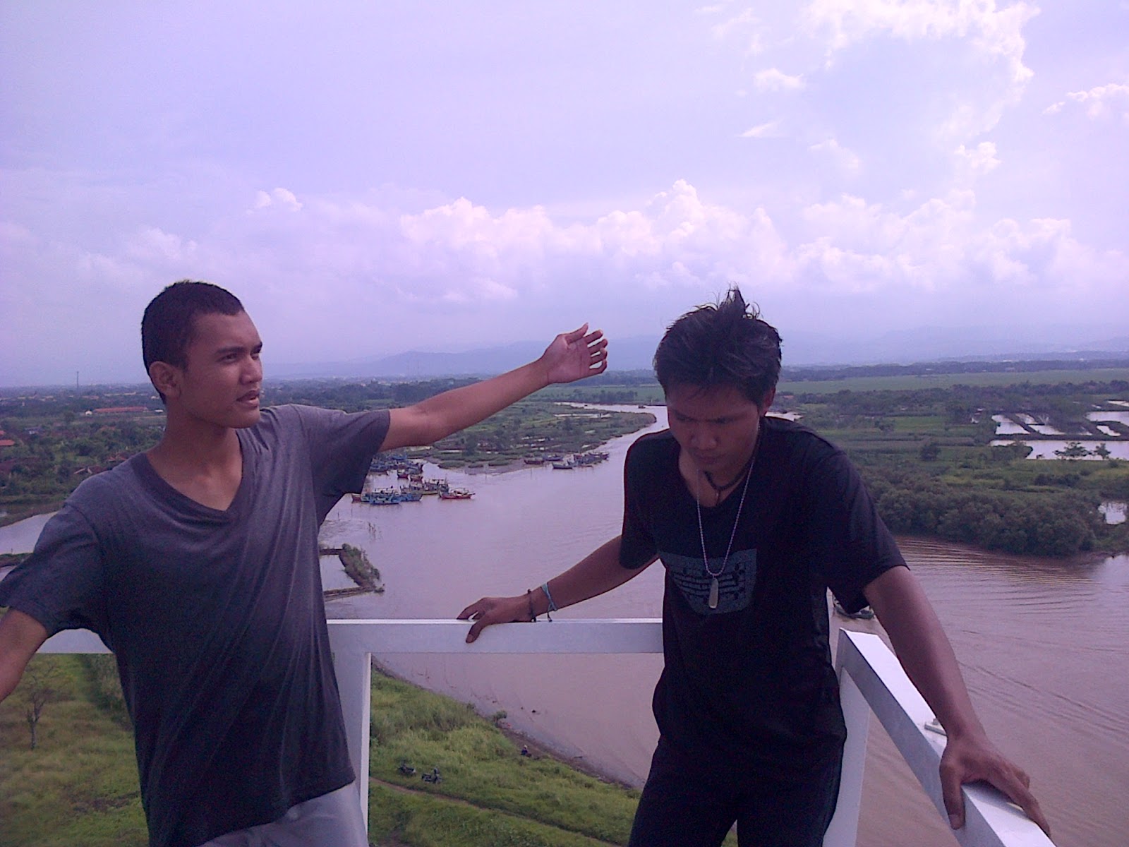 Berlibur dan menikmati pemandangan di pantai Sendang Sekucing, Kec ...