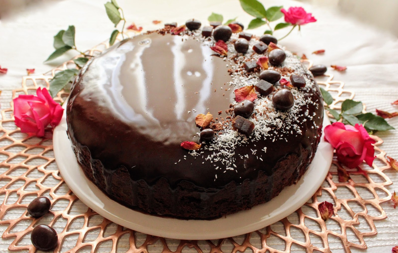 Pastel de Chocolate y Coco con Glaseado Brillante - Cocinando con las ...