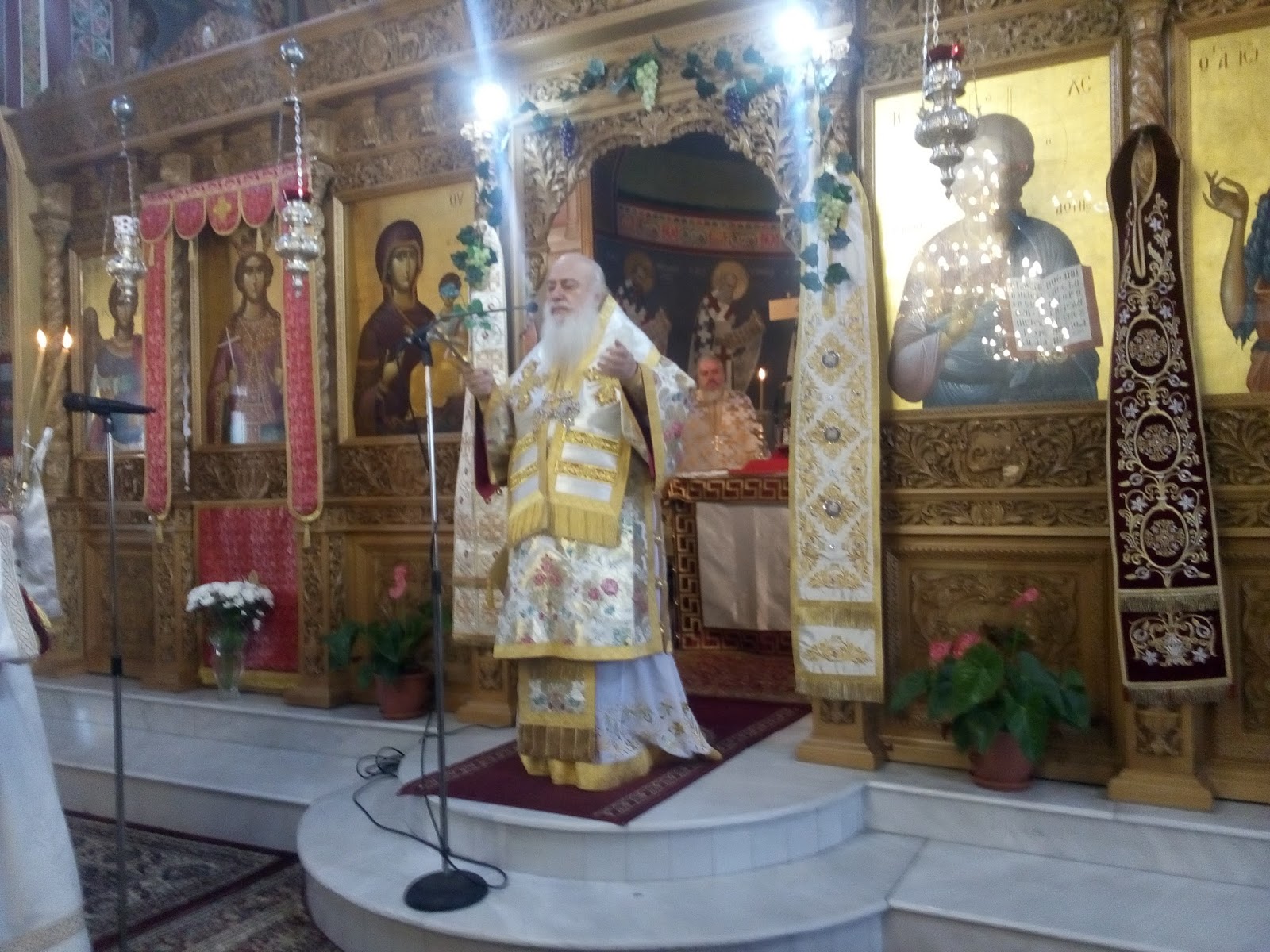Με αρχιερατικη θεια λειτουργια χοροστατουντος του Μητροπολιτη Βεροιας ...