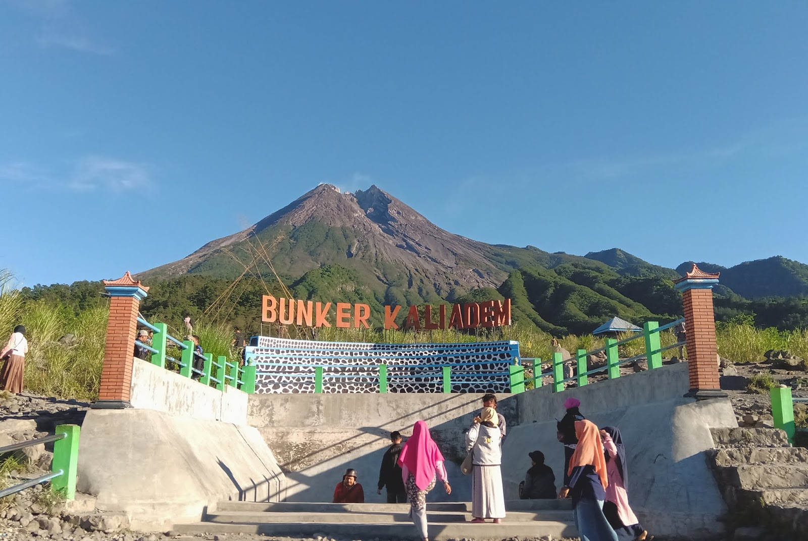 Melihat Gagahnya Merapi di Bunker Kaliadem - Duakakikuu