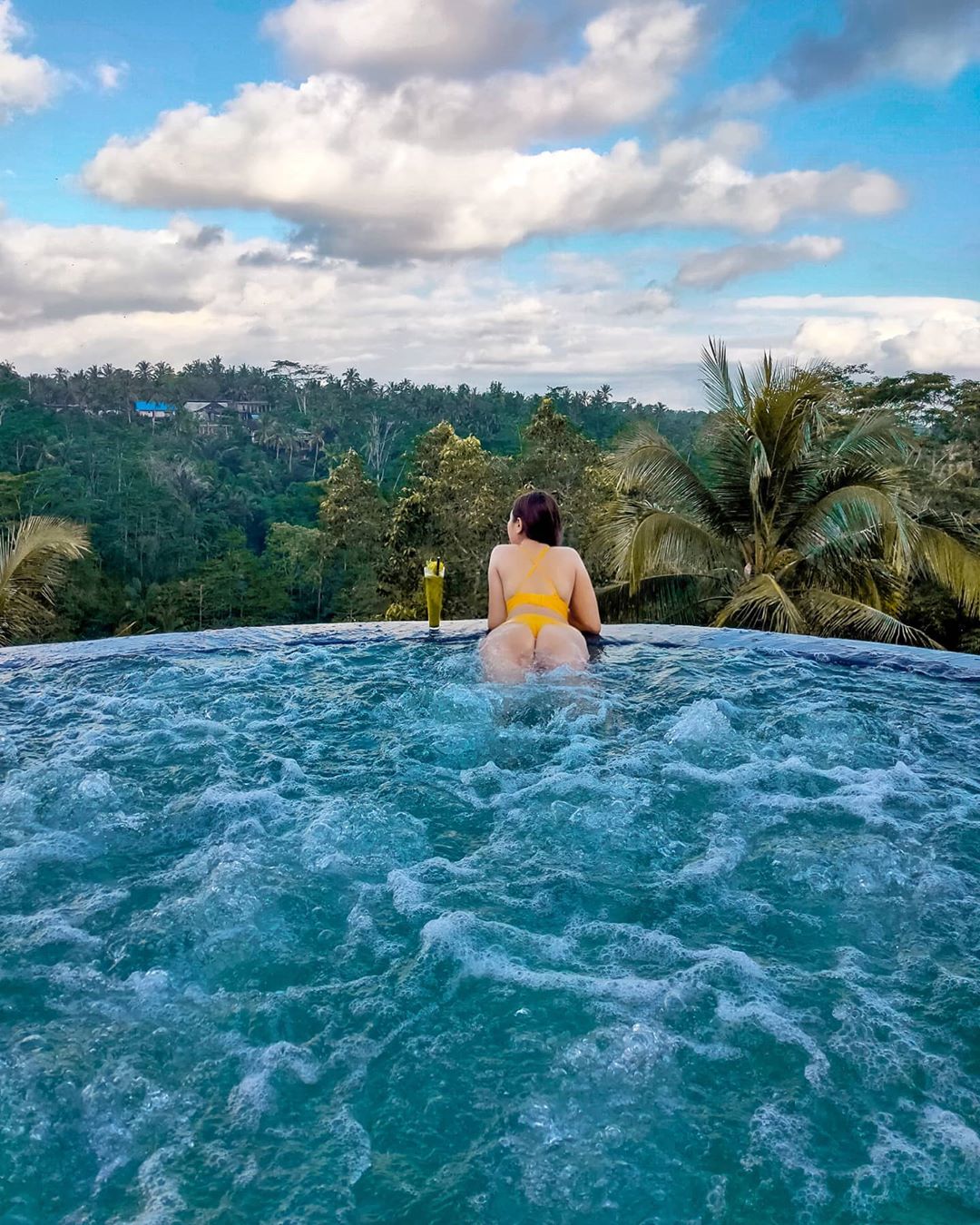 30+ Foto Bikini Seksi Diah Widya Padmi - RUARBIASA