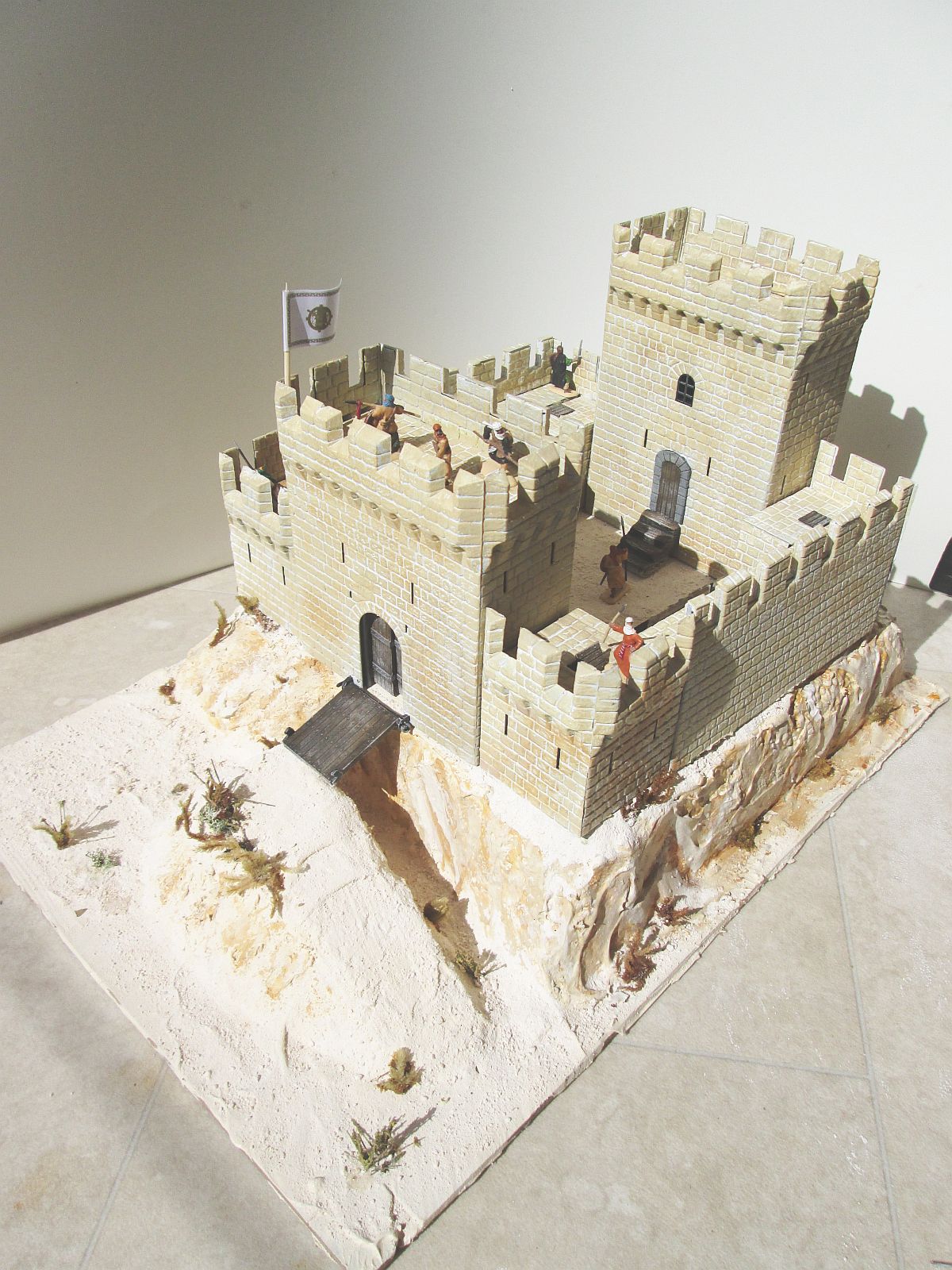 Toy Soldier Chest: Crusader Castle 1/72 MiniArt Fortress 72004