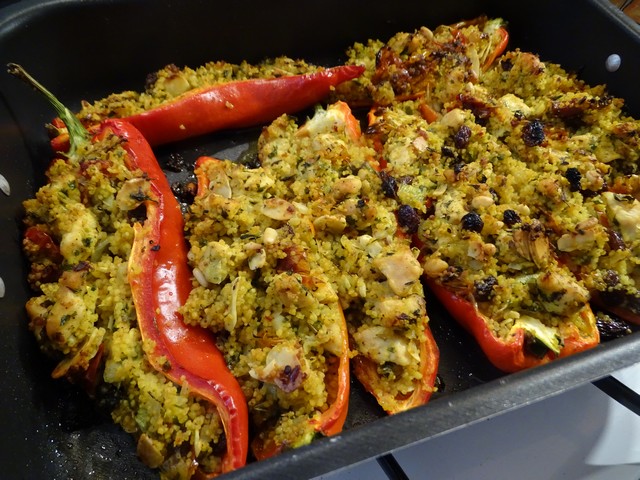 Cuisine en folie: Poivrons rouges farcis au poulet, couscous et aux épices
