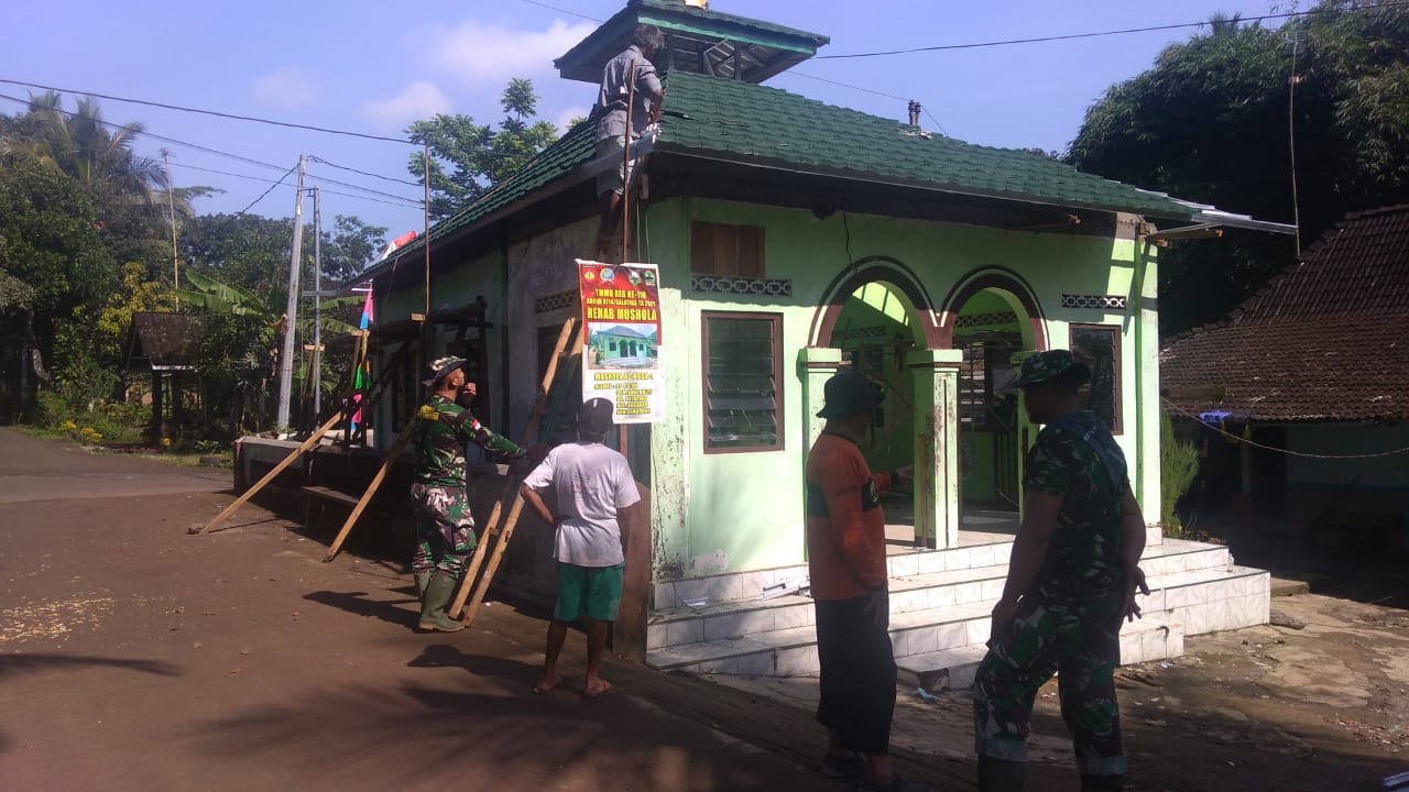 Pemasangan Genting Kerpus Musholla Al Huda