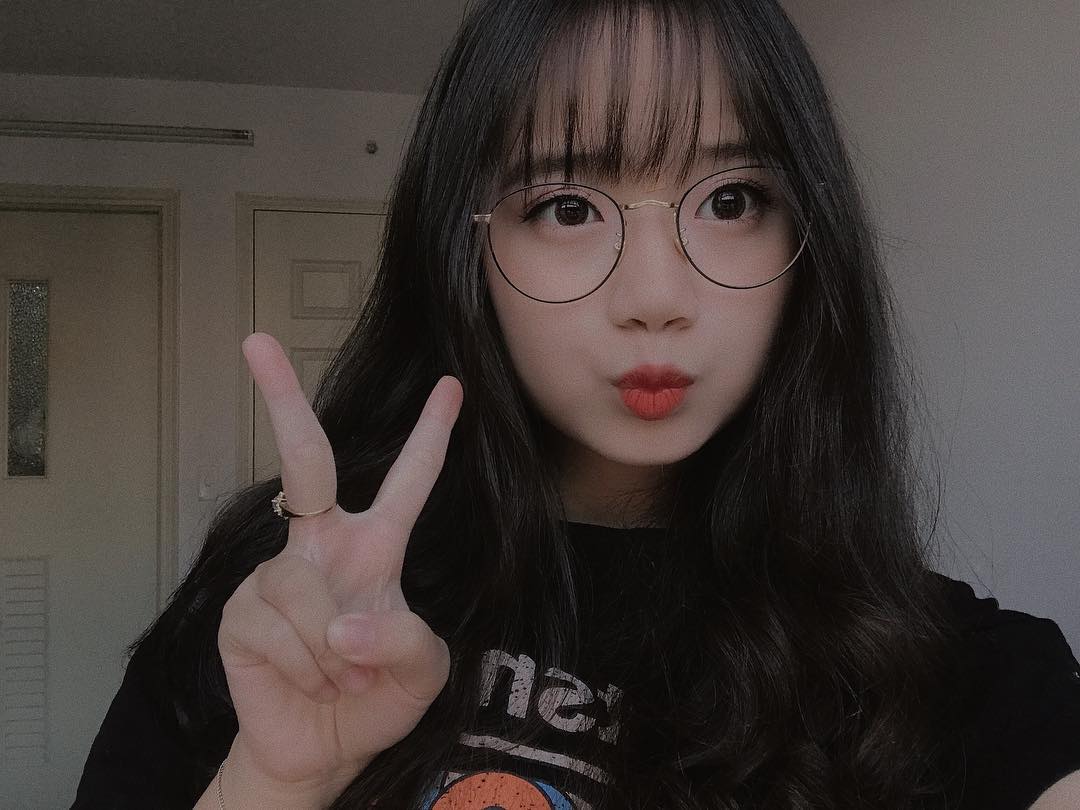 Thiếu Nữ Sài Gòn Nổ Inbox Xin Làm Quen Kết Bạn Vì Loạt ảnh đeo Kính