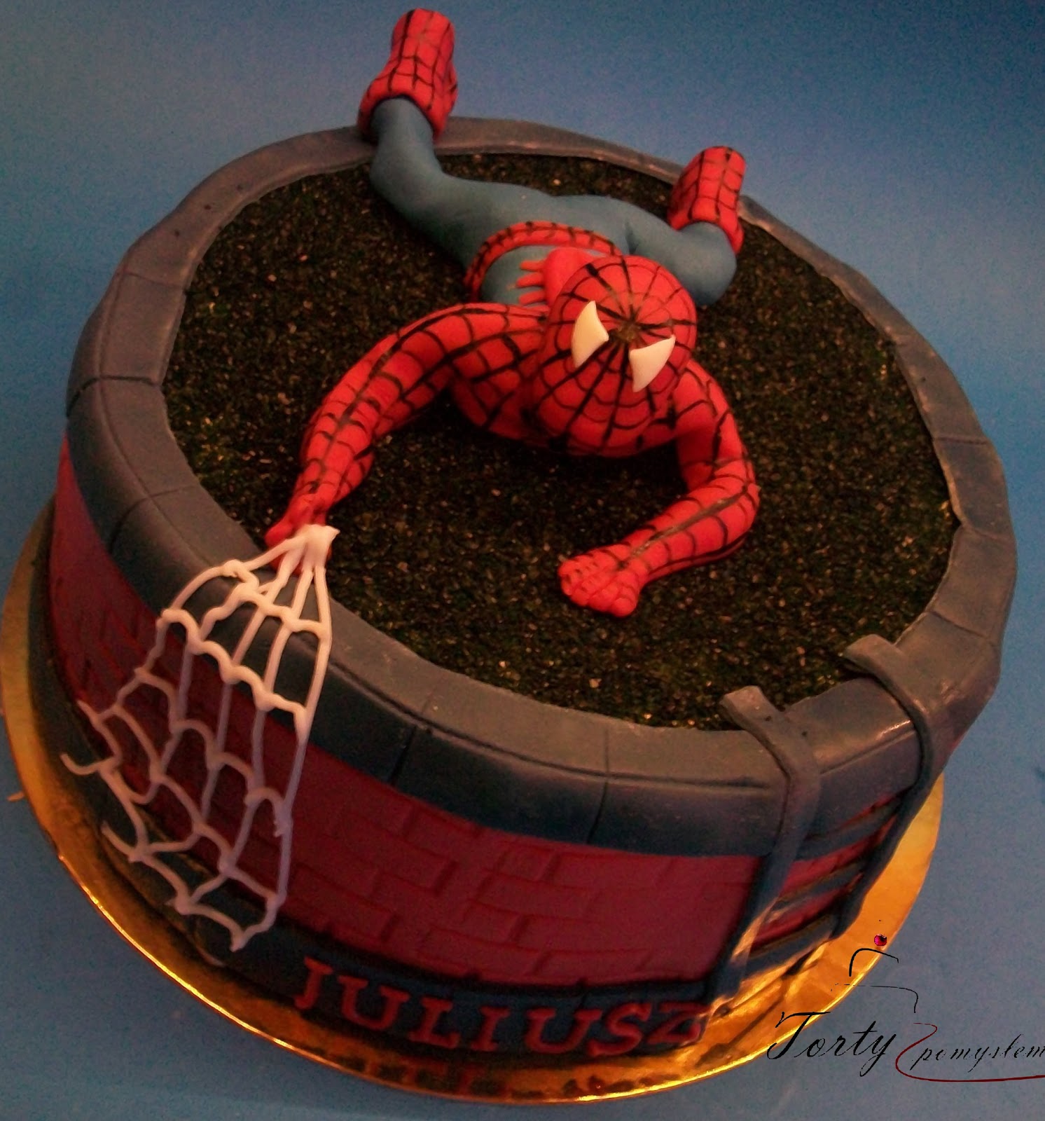 TORTY Z POMYSŁEM Kraków: Tort ze spidermanem na budynku.
