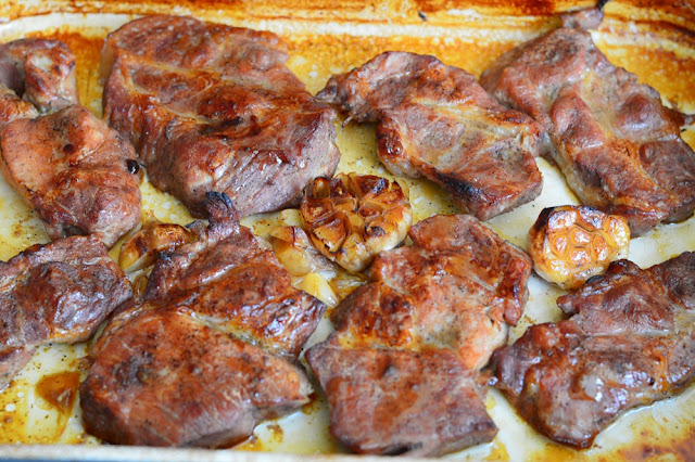 Ceafa de porc la cuptor, cu vin si usturoi - CAIETUL CU RETETE