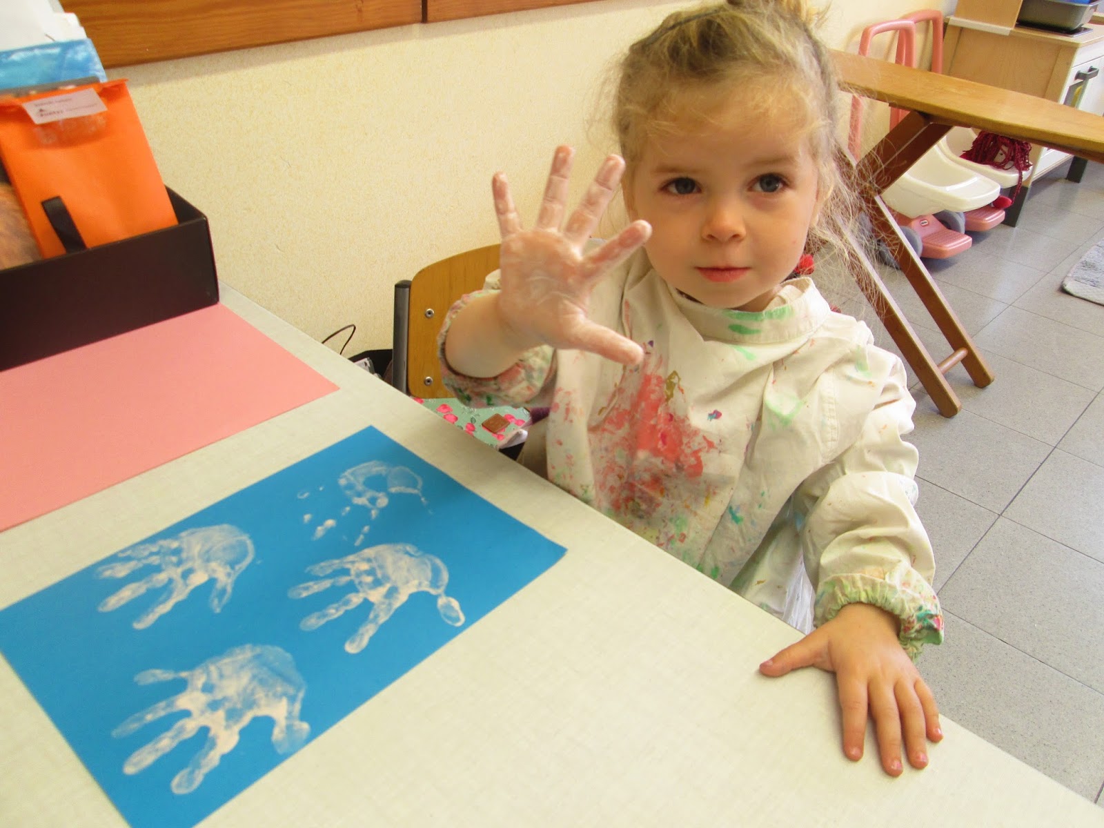 WELKOM IN HET INSTAP- EN 1STE KLEUTERKLASJE: Handjes verven