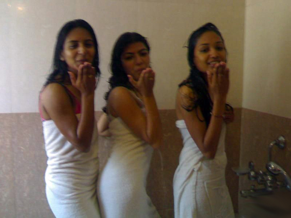 Southfilmz Sexy Indian Girls Hostel Bathroom Full Cleavage Show