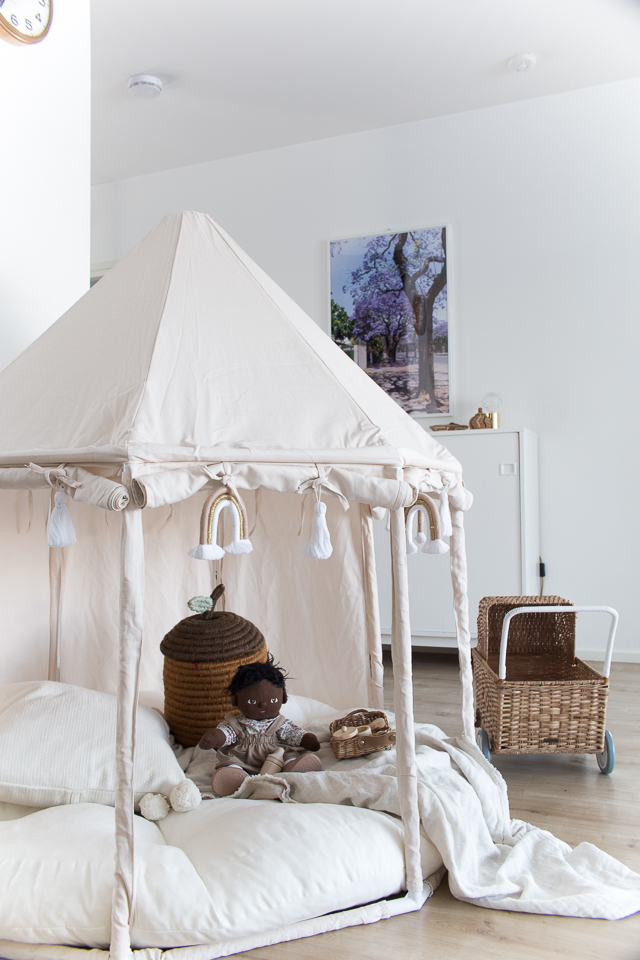 Villa H: LEIKKITELTTA OLESKELUTILASSA