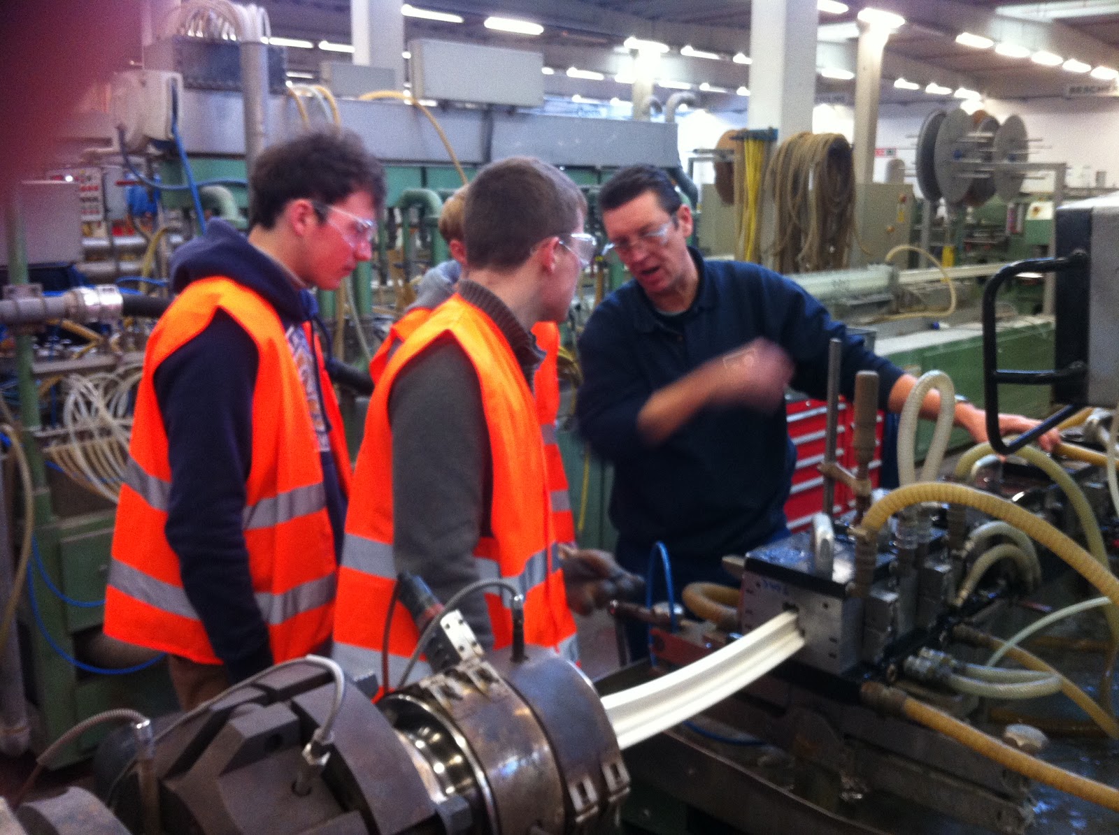 PlastIQ Center Westvlaanderen: Werkplekleren bij Deceuninck Plastics