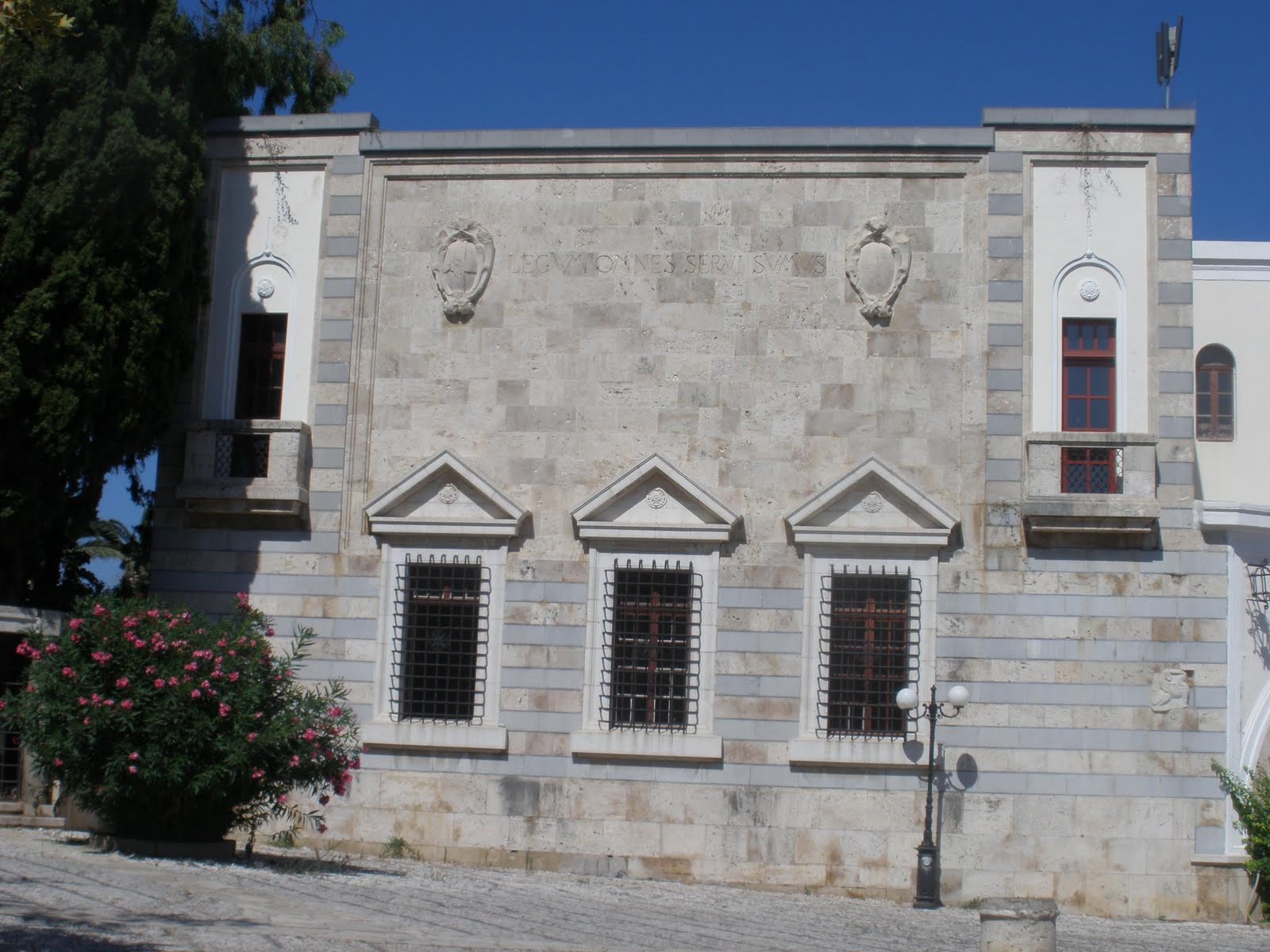 Ιδιωτική Οδός: Η ΑΡΧΙΤΕΚΤΟΝΙΚΗ ΚΑΙ ΠΟΛΕΟΔΟΜΙΚΗ ΠΟΙΚΙΛΙΑ ΤΗΣ ΚΩ