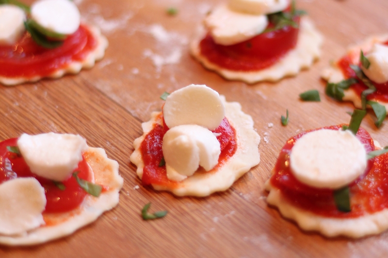 MATGALEN: Minipizza med mozzarella, tomat & basilika