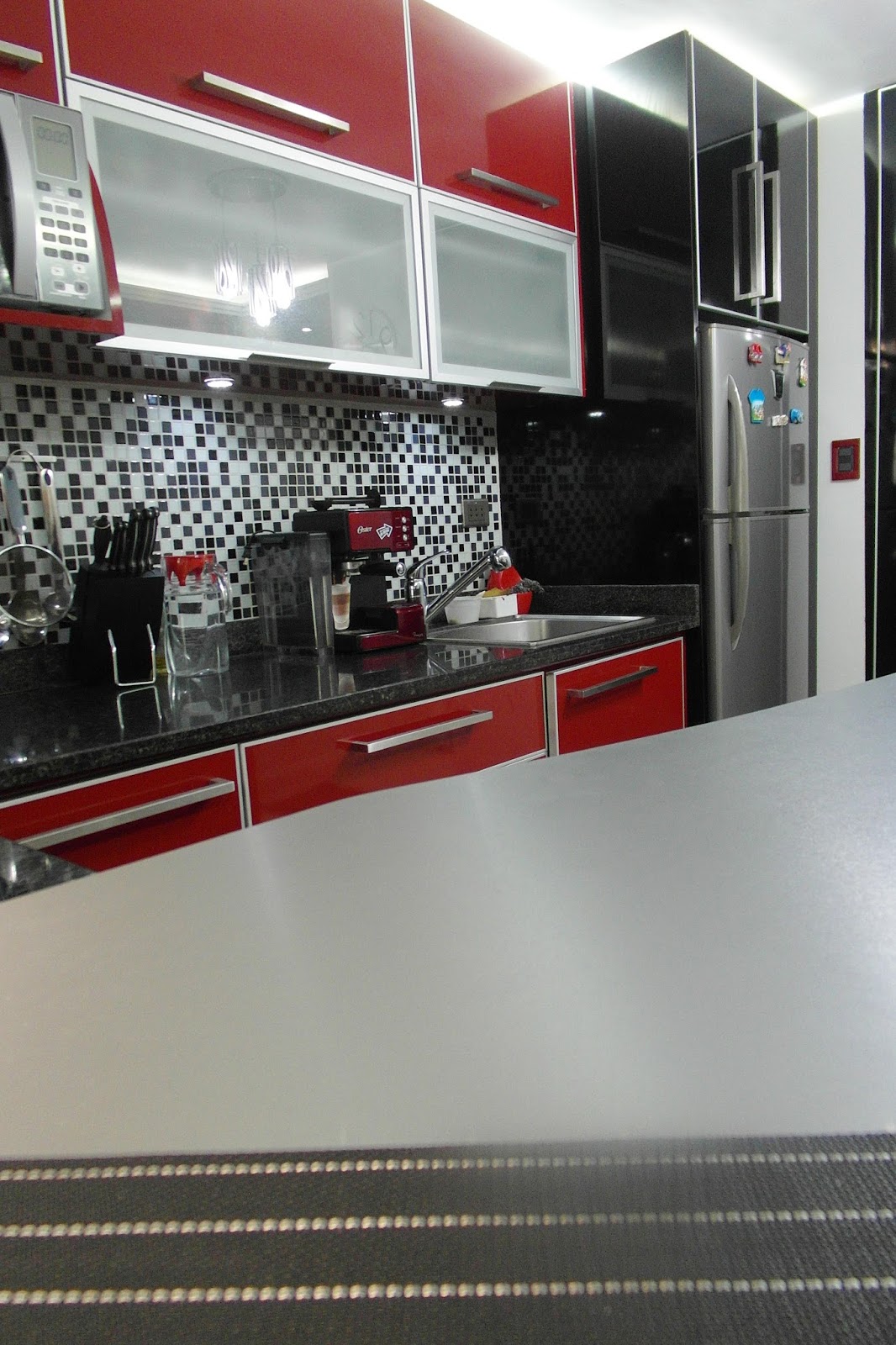 Urb. La Sabana - Guatire cocina en Formica Alto Brillo Negra - Roja ...