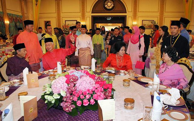 SUHAIZANNOH: SUSUNAN TEMPAT DUDUK BAGI MAJLIS DAN ACARA JAMUAN