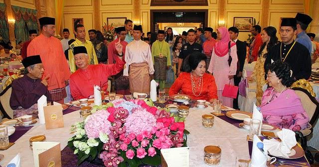 SUHAIZANNOH: SUSUNAN TEMPAT DUDUK BAGI MAJLIS DAN ACARA JAMUAN