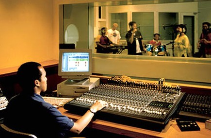 "kekuatan berawal dari hati": Peralatan Studio Rekaman