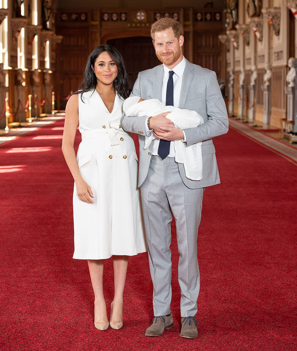 Royal Family Around the World: The Duke and Duchess Of Sussex Pose With ...