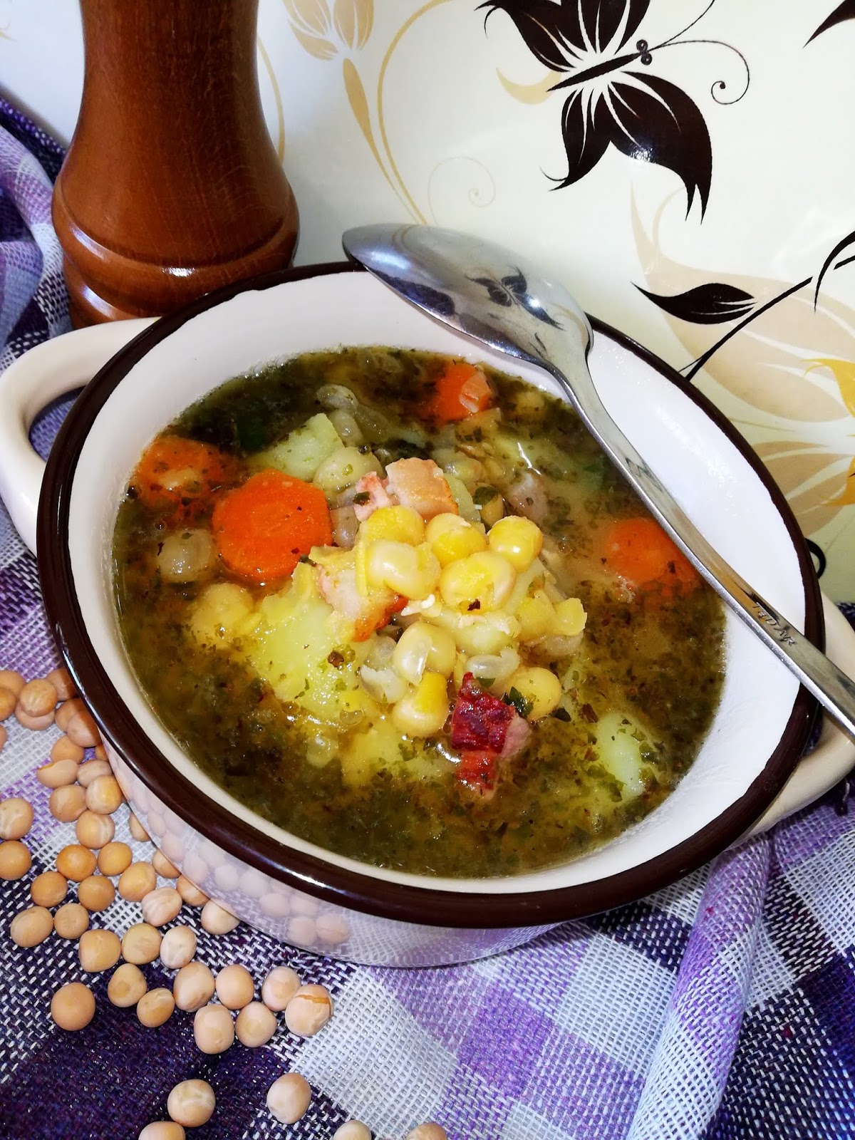 Grochowa z całego grochu z zasmażką.