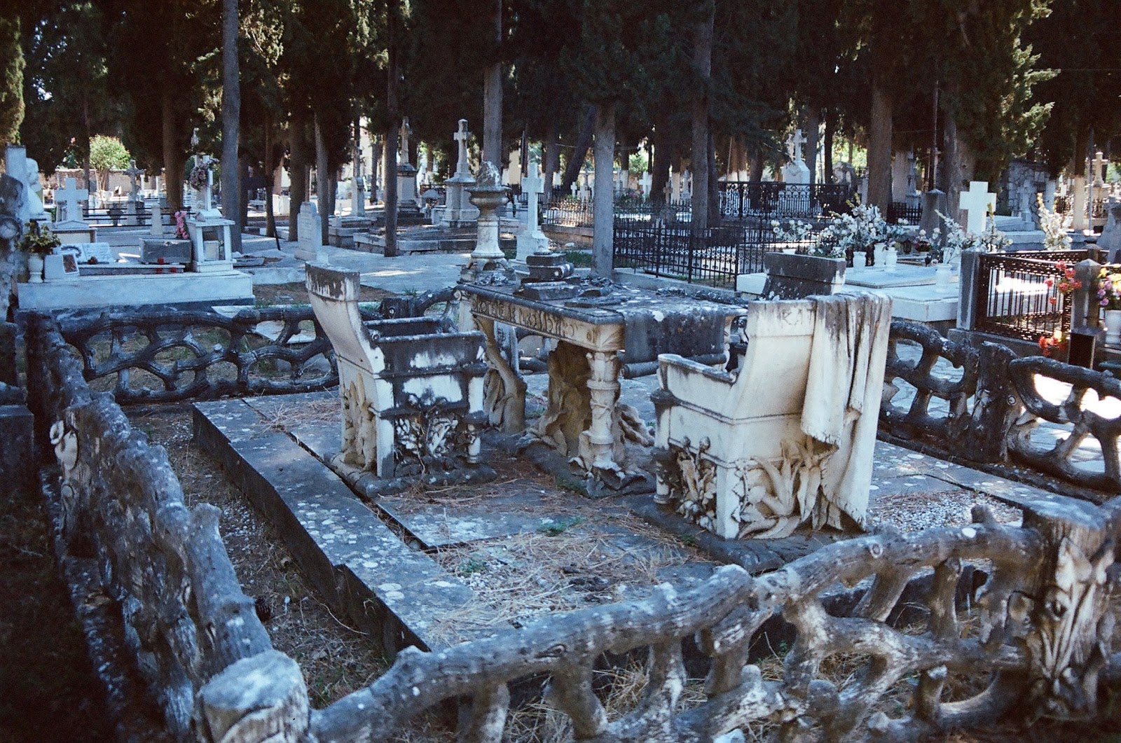 ΟΙ ΕΙΚΟΝΕΣ ΜΙΛΟΥΝ ΑΠΟ ΜΟΝΕΣ ΤΟΥΣ: Ο οικογενειακός τάφος Νικολάου Κοντού ...