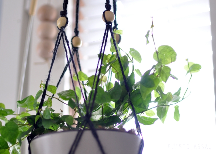 PUISTOLASSA: HELPPO DIY MAKRAMEE-AMPPELI