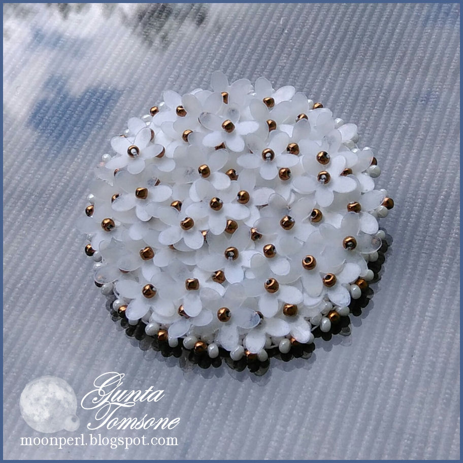 Pērļošana - dzīvošana: Pilna pļava baltu ziedu...