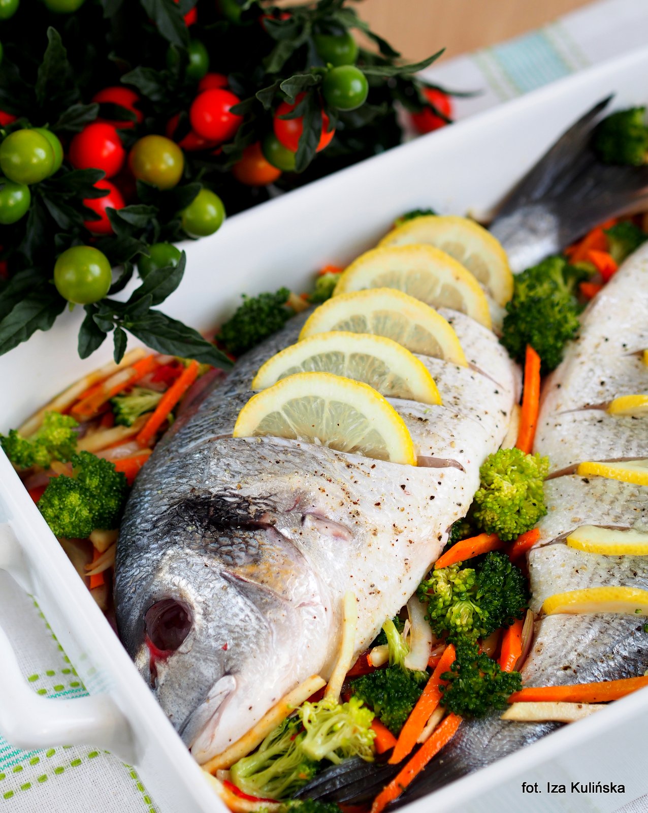 Ryba na piątek. Dorada pieczona na warzywach | Smaczna Pyza