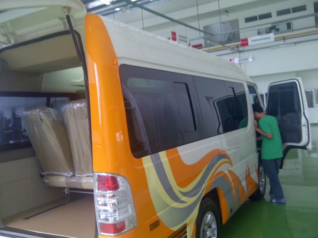 ISUZU ELF MIKROBUS Karoseri ADIPUTRO - Harga Isuzu Giga Cikarang Bekasi