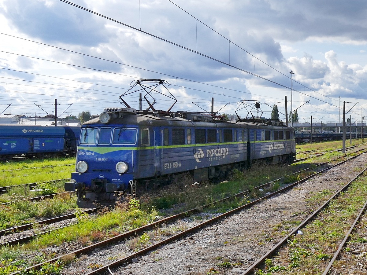 Zmodernizowana ET41-150 manewruje po herbskiej stacji | Kolejowe Kielce