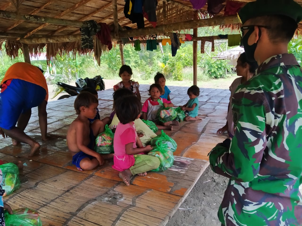 Satgas Yonarmed 9 Kostrad Berikan Bantuan Kepada Suku Togutil