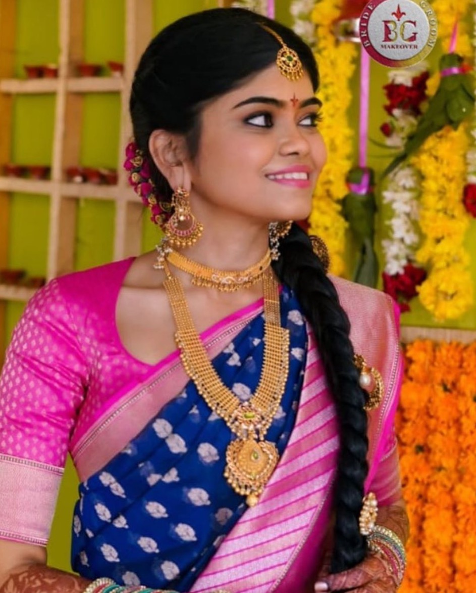 Bride in Antique Plain Haram - Jewellery Designs