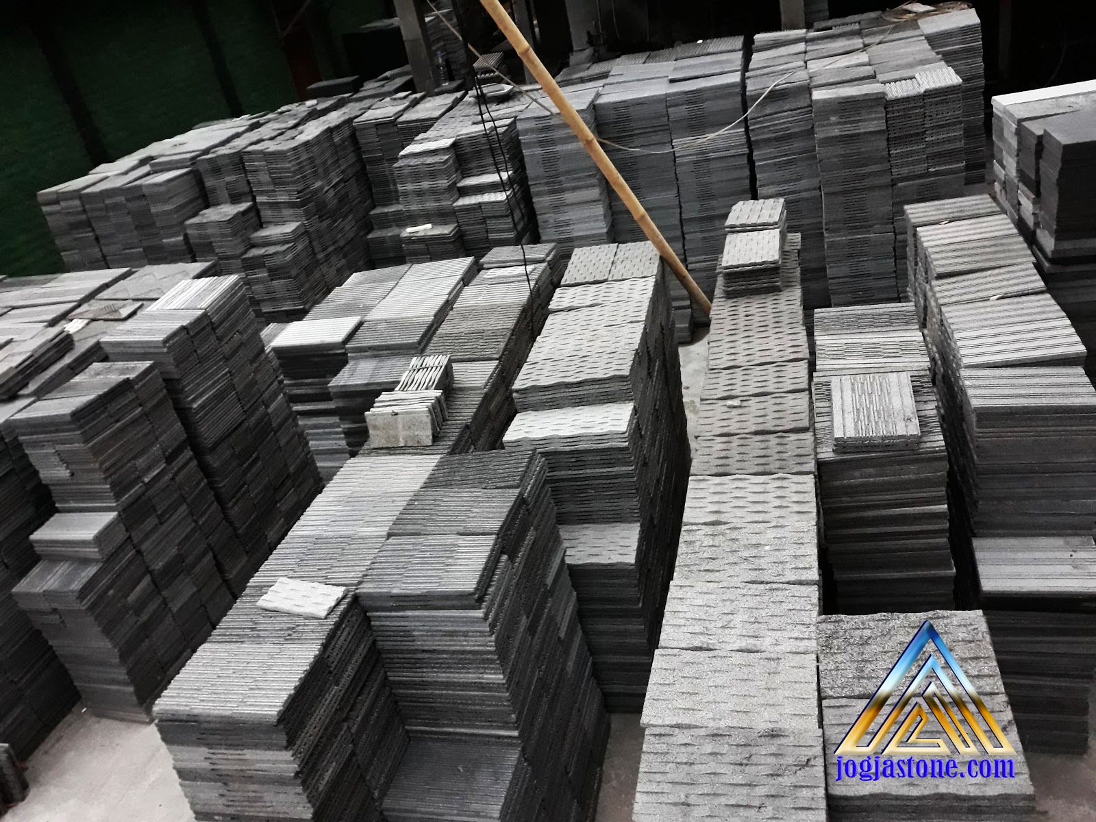 Batu alam tempel dinding Candi dan Putih