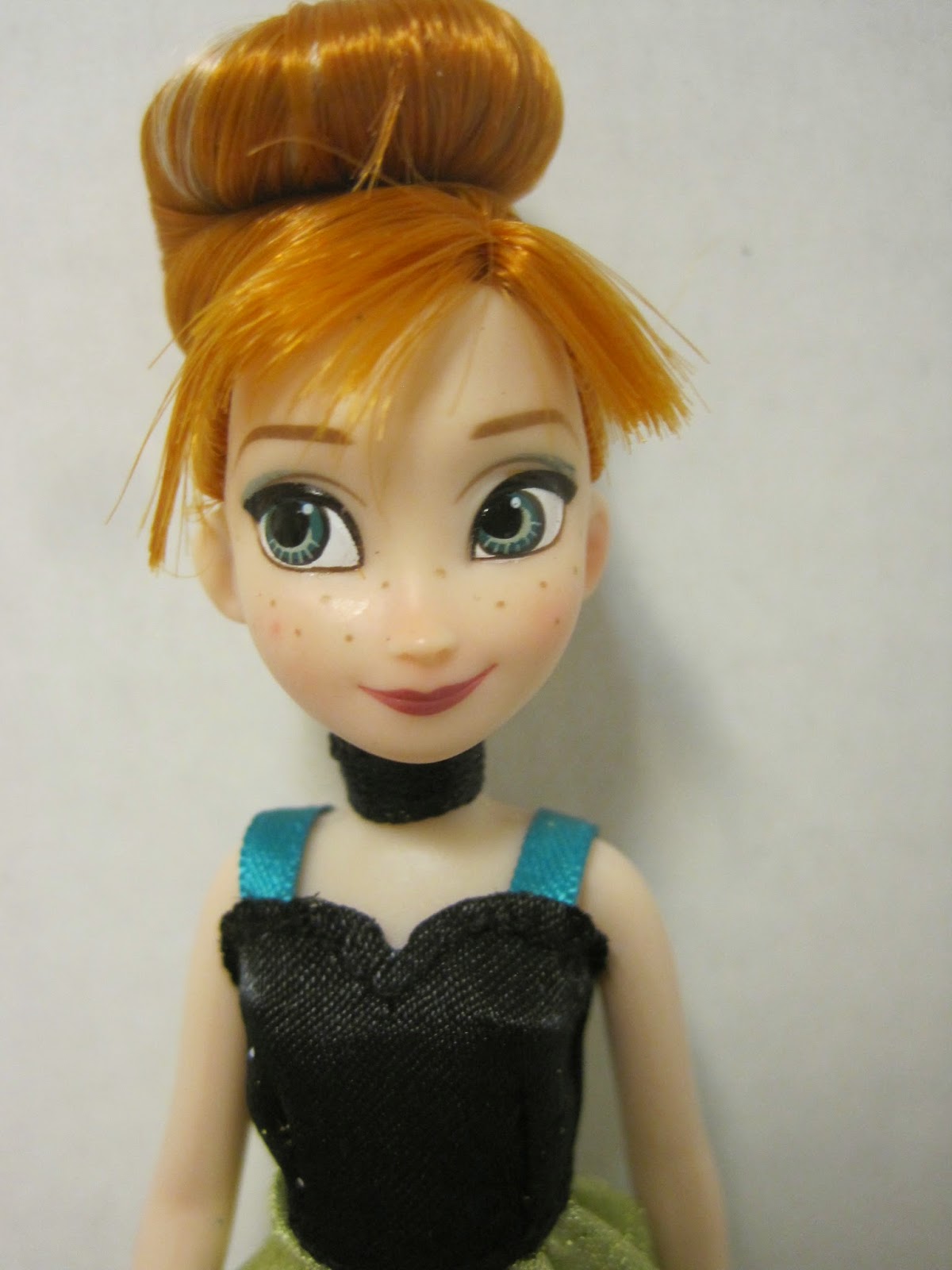 Never Grow Up: A Mom's Guide to Dolls and More: Frozen Mini Doll Set Review