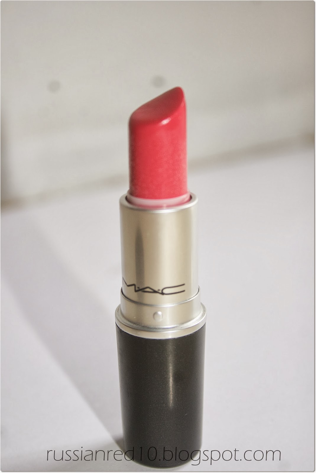 The Face Guide: Review: MAC lipstick in Lustering