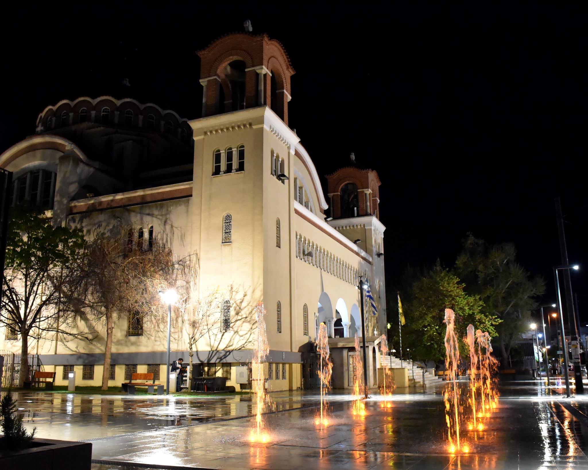 Τα νέα, πολύχρωμα συντριβάνια στην πλατεία Μεταμορφώσεως στο Μοσχάτο ...