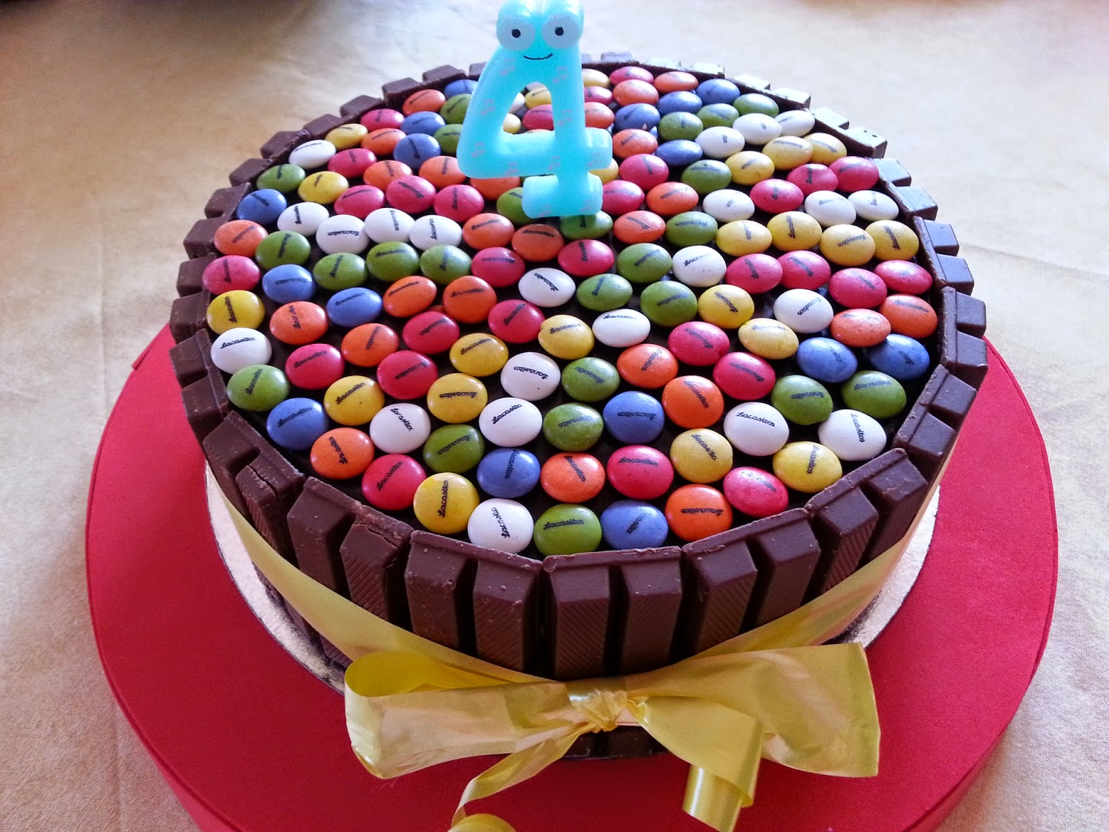 CHIQUI CAKES: Pastel Lacasitos y Kit-Kats