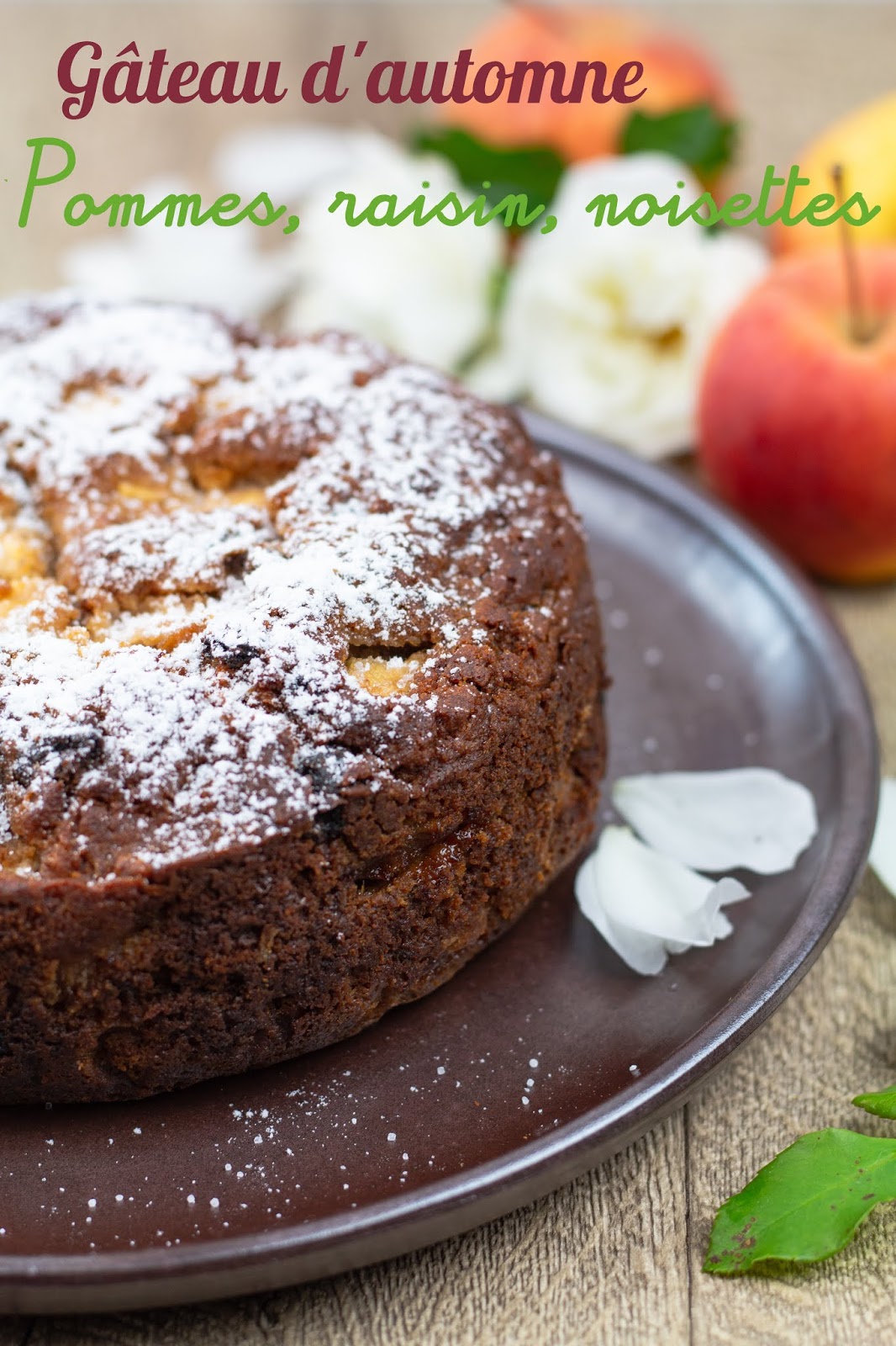 Gâteau d'automne aux pommes, raisin et noisettes