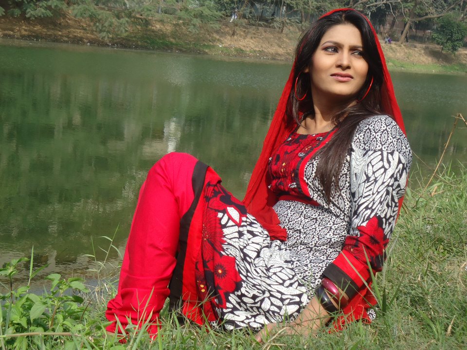 Lifestyle of Dhaka: Model Wahida Rahi Photo Shoot at Dhanmondi Lake