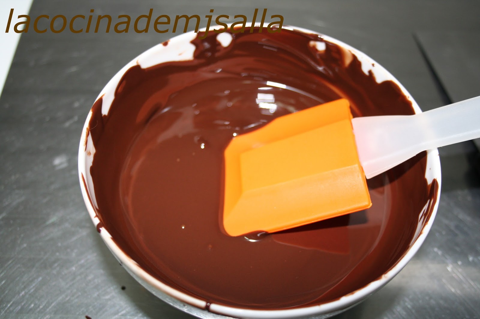 BOMBONES DECORADOS CON ORO Y ROJO BRILLANTES Y RELLENOS DE MOUSSE DE MANGO.