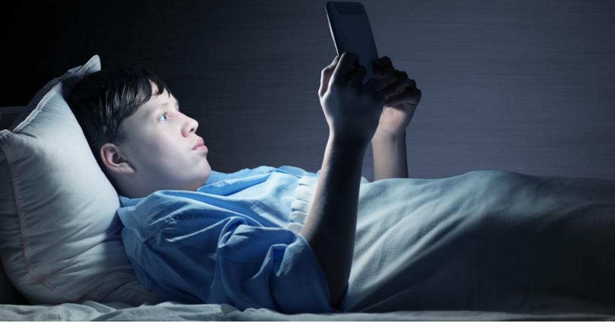 Ini Bahaya Main Gadget Sebelum Tidur
