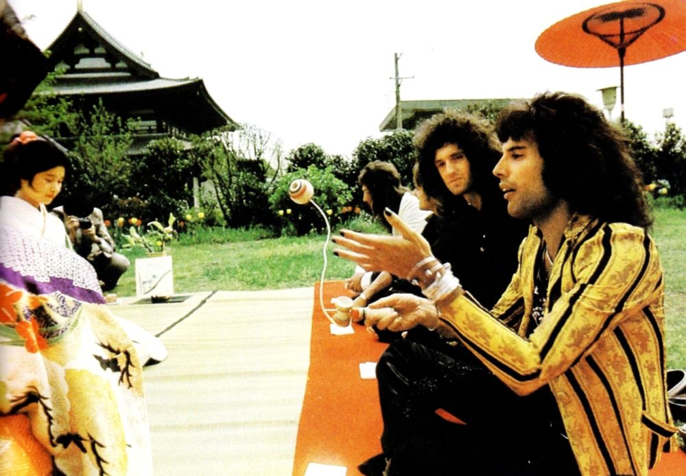 34 Candid Color Photographs of Queen’s First Visit to Japan in 1975 ...