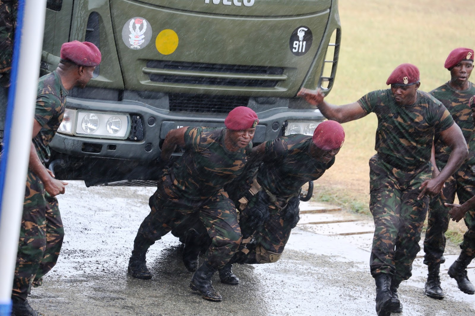 MATUKIO @ MICHUZI BLOG: MAKOMANDOO WA JWTZ WALIVYOTIA FORA SHEREHE ZA ...