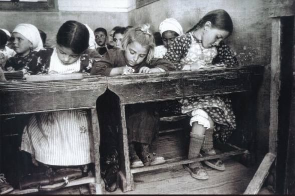 WEEKLYPAIDEIA: ΑΦΙΕΡΩΜΑ ΣΤΑ ΕΛΛΗΝΙΚΑ ΣΧΟΛΕΙΑ ΜΙΑΣ ΑΛΛΗΣ ΕΠΟΧΗΣ