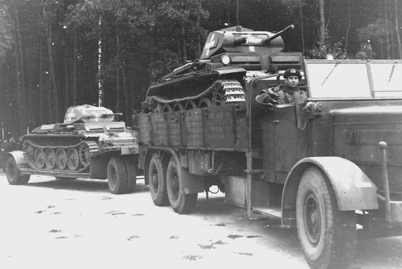 Panzerserra Bunker- Military Scale Models in 1/35 scale: Faun L900 D567 ...