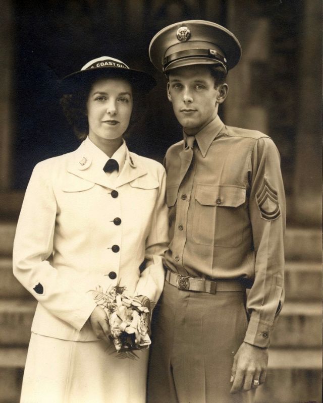 Wartime Marriage: Lovely Photos of WWII Soldiers With Their Brides ...