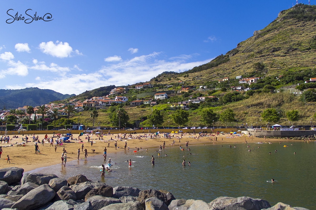 A praia de areia dourada 'Banda D'Além' - Machico
