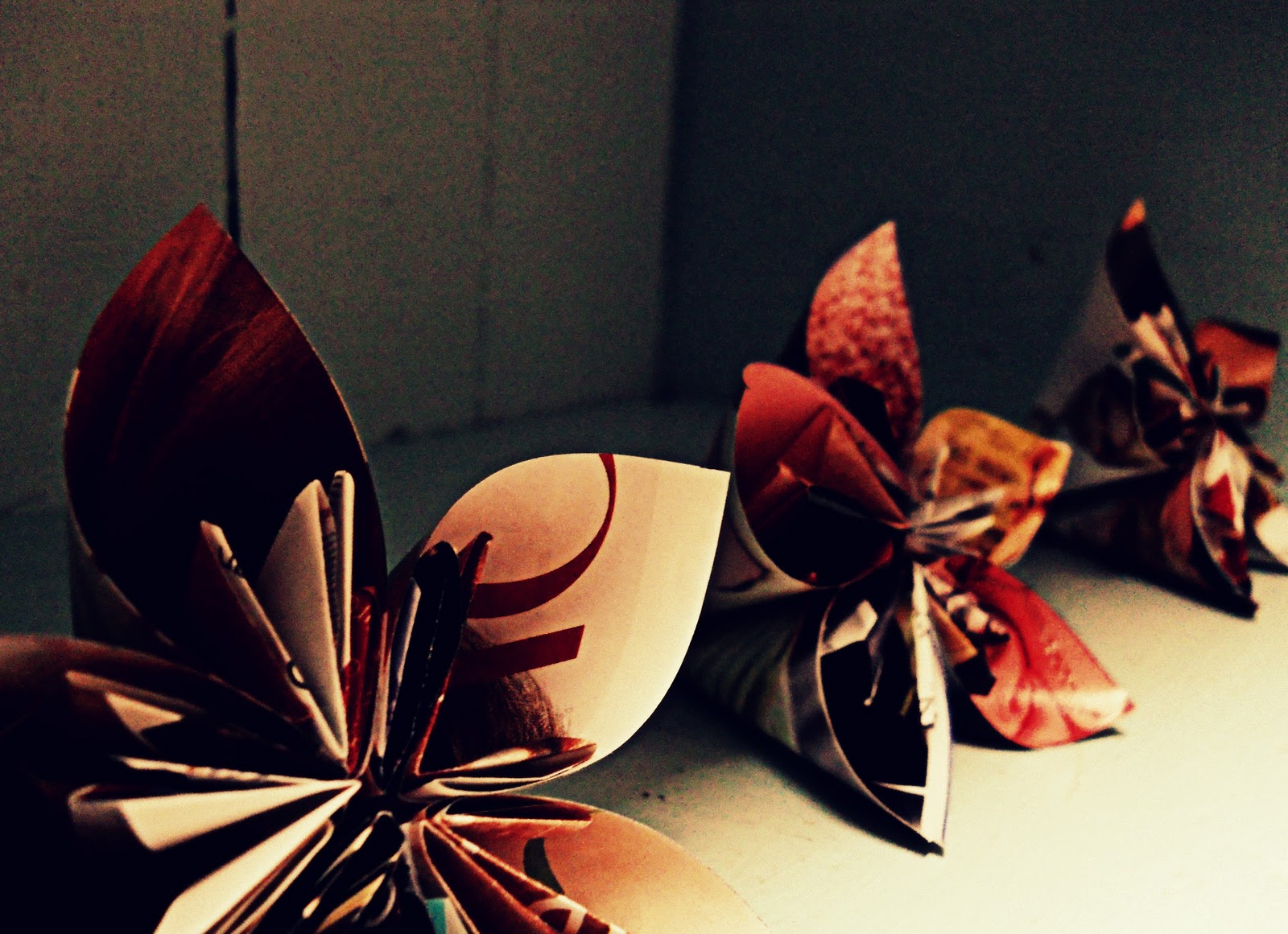 Love's United Kingdom: Origami Flowers...Made with Magazines